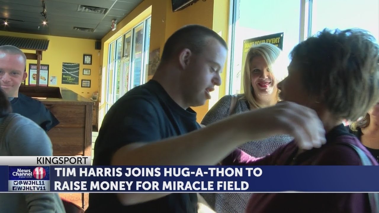 Tim Harris joins hug-a-thon in Kingsport - YouTube