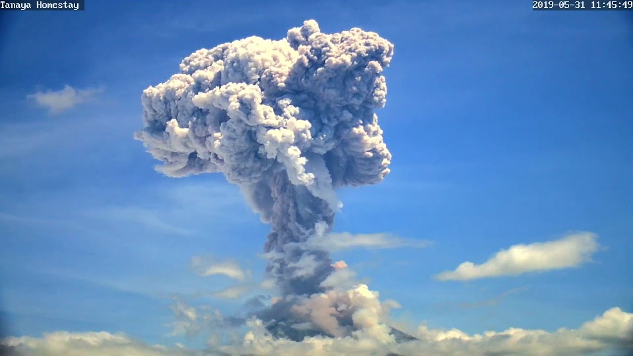 Bali volcano spews ash in new eruption | AFP - YouTube