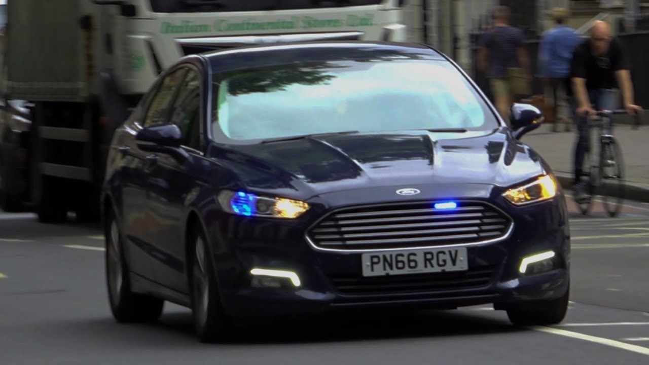 Unmarked Ford Mondeo Saloon (Metropolitan Police) Responding in Euston ...