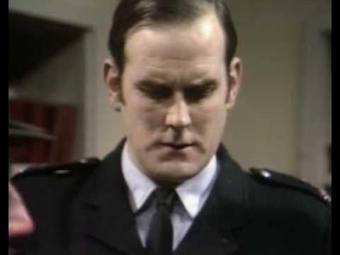 Monty Python - Police station (silly voices) [sub ita] - YouTube