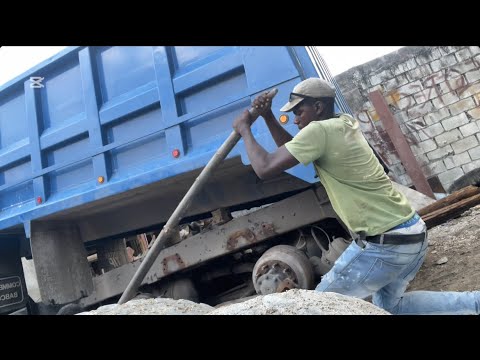 Offloading a dyna truck/changing the spring blades on the Detroit ...