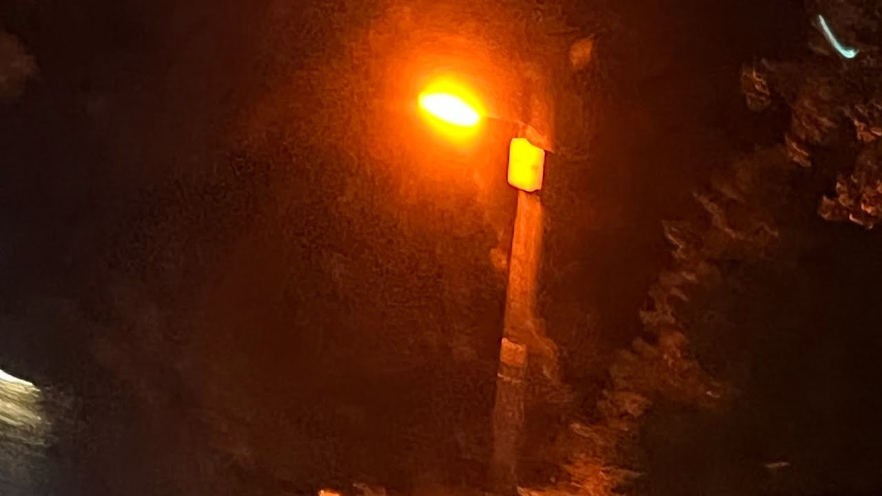Low Pressure Sodium (SOX) Street Lights - YouTube