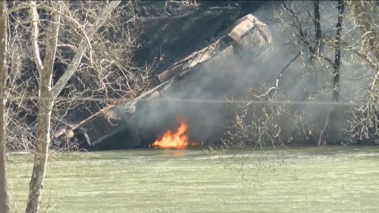VIDEO | West Virginia Train Derailment: Train hits boulder, derails ...