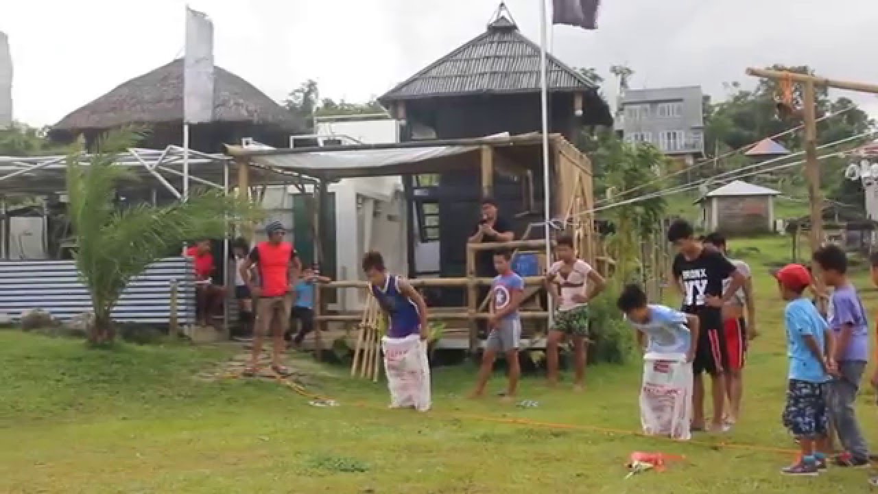Palarong Pilipino sa Pasko: Karera sa Sako @ the BLOC Camp Site! - YouTube