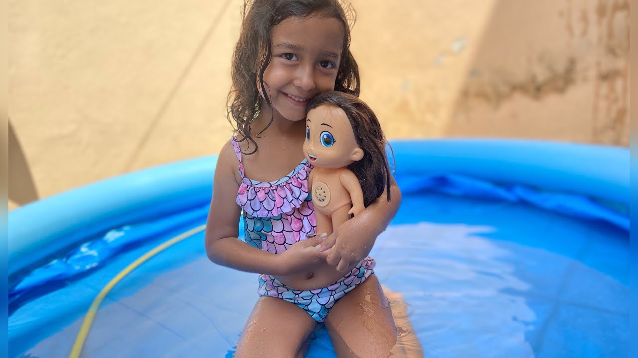 BRINCANDO COM Minha BONECA DA GI DENTRO DA PISCINA - YouTube