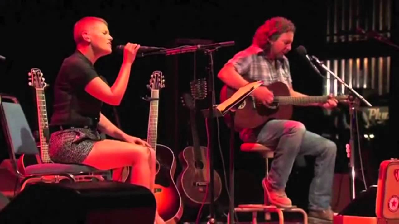 Eddie Vedder w/Natalie Maines - Golden State - WM3 Rally (August 28 ...