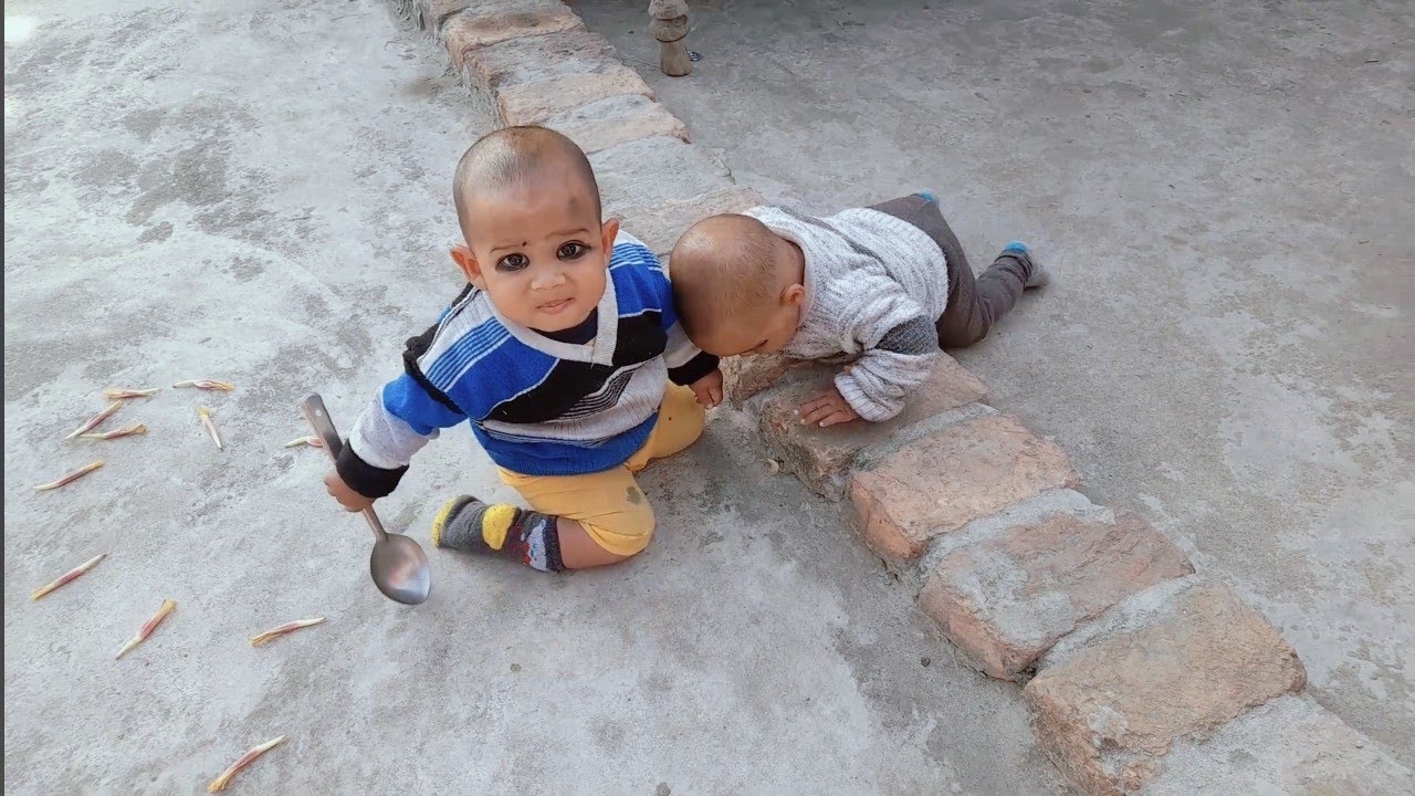 Chammach se khelte hue twin baby Samar or sana #happysamar #cutebaby # ...