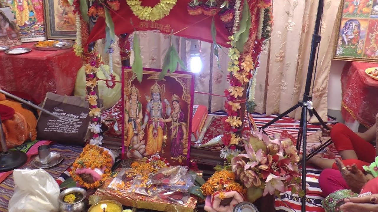 Kirtan / Suhaag - Silky Sakun Sharma - YouTube