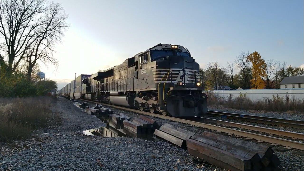 NS 1843 leads eastbound intermodal at Chesterton - YouTube