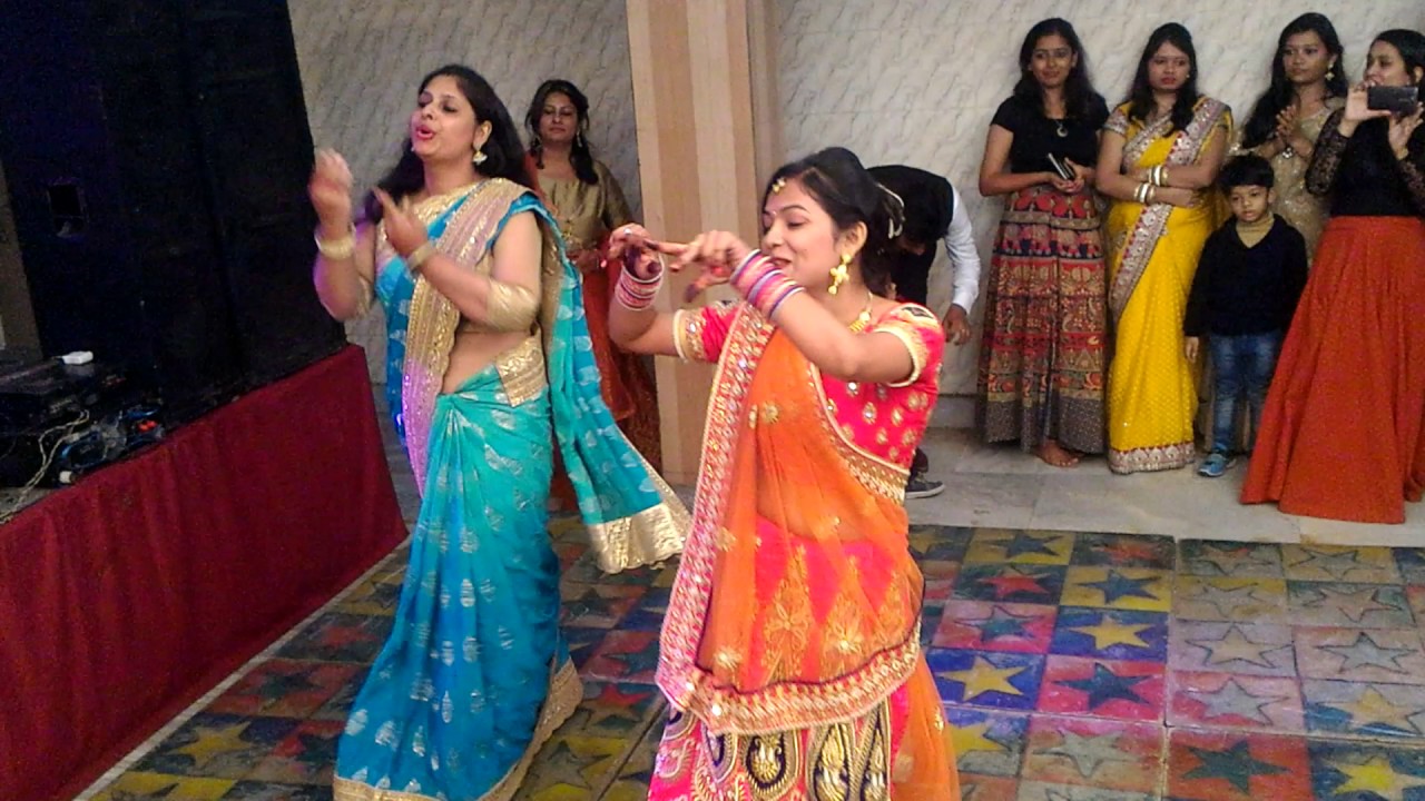 Best Devrani-Jithani Dance _ Lo Chali Main _ Badhai - YouTube