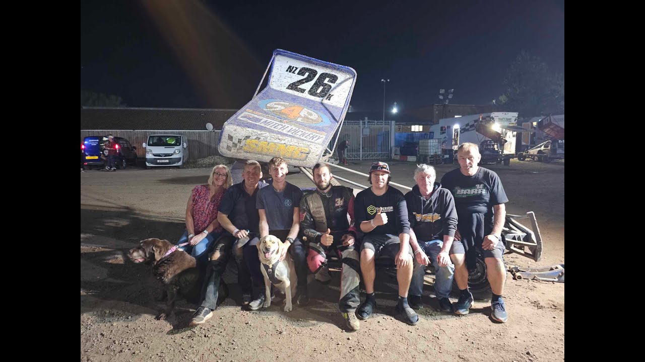 NZ26 Mitch Vickery takes on the Brisca V8 Hotstox World Final Race at ...