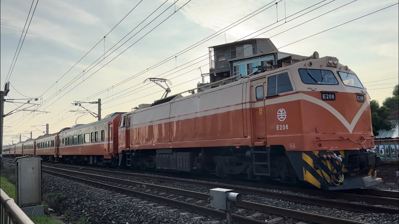 台鐵 501次 莒光號 本務E208電力機車 附掛2節電源行李車 斗南出發 / TRA GE E42C leading Juguang express + 2 power baggage ...