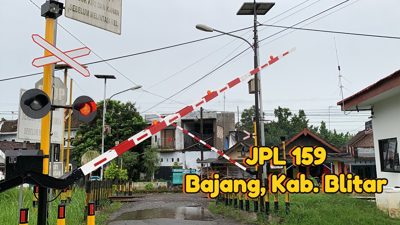 Palang Multec?! Perlintasan Kereta Api JPL 159 Bajang, Kab. Blitar - YouTube