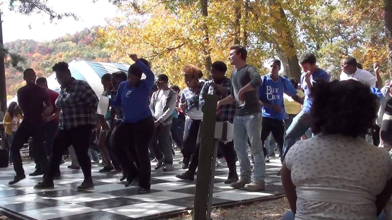 Berea College does the Wobble - YouTube