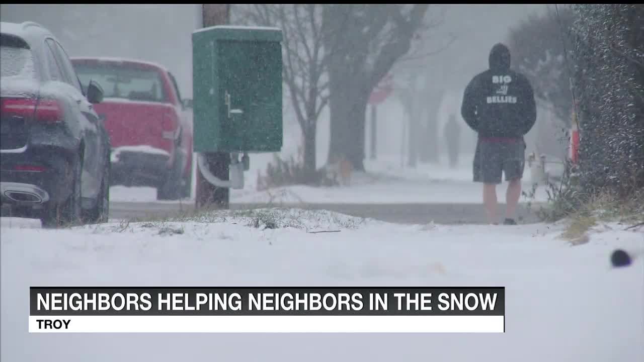 Troy neighbors helping neighbors in the snow - YouTube