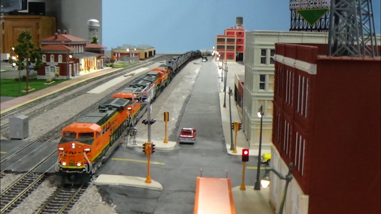 (AWESOME) A day at my uncle's HO scale layout with BNSF, Hiawatha ...