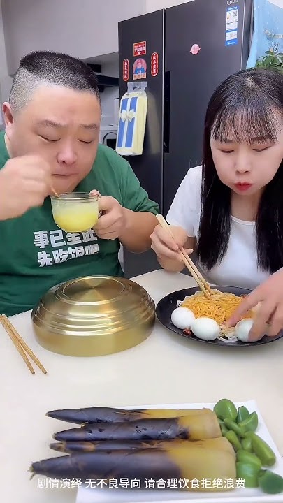蠢老公今天竟然學聰明了，蛋不吃要跟我搶水餃，誰料什麼都沒吃上氣哭了！ Youtube