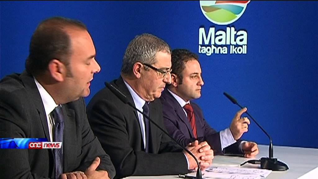 Tonio Fenech ingħata rigal ta' €5,000 mingħand George Farrugia - YouTube