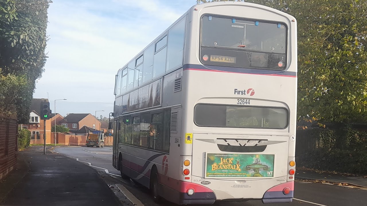 *LAST REMAINING GEMINI IN BARBIE LIVERY* Route 32 - First Midland Red ...