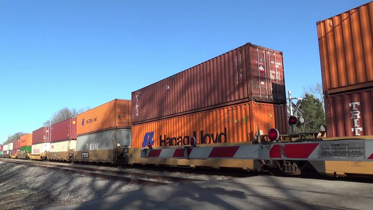 NS 3411 (EMD SD40 2 ) leads NP62 - YouTube