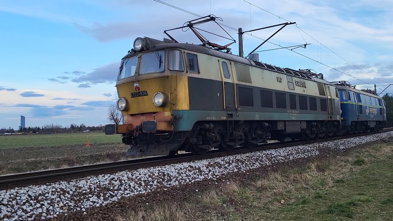 Dwie lokomotywy ET22-836 i ET22-1145 Wrocław Muchobór - YouTube