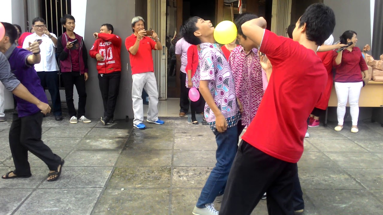 Lomba Joget Balon 17 Agustus Selindo Group - YouTube