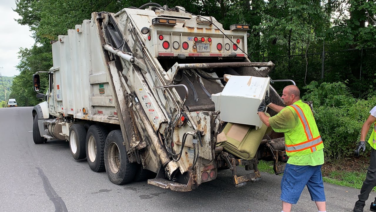 Mack Granite Pak Mor Crushing Bulk - YouTube