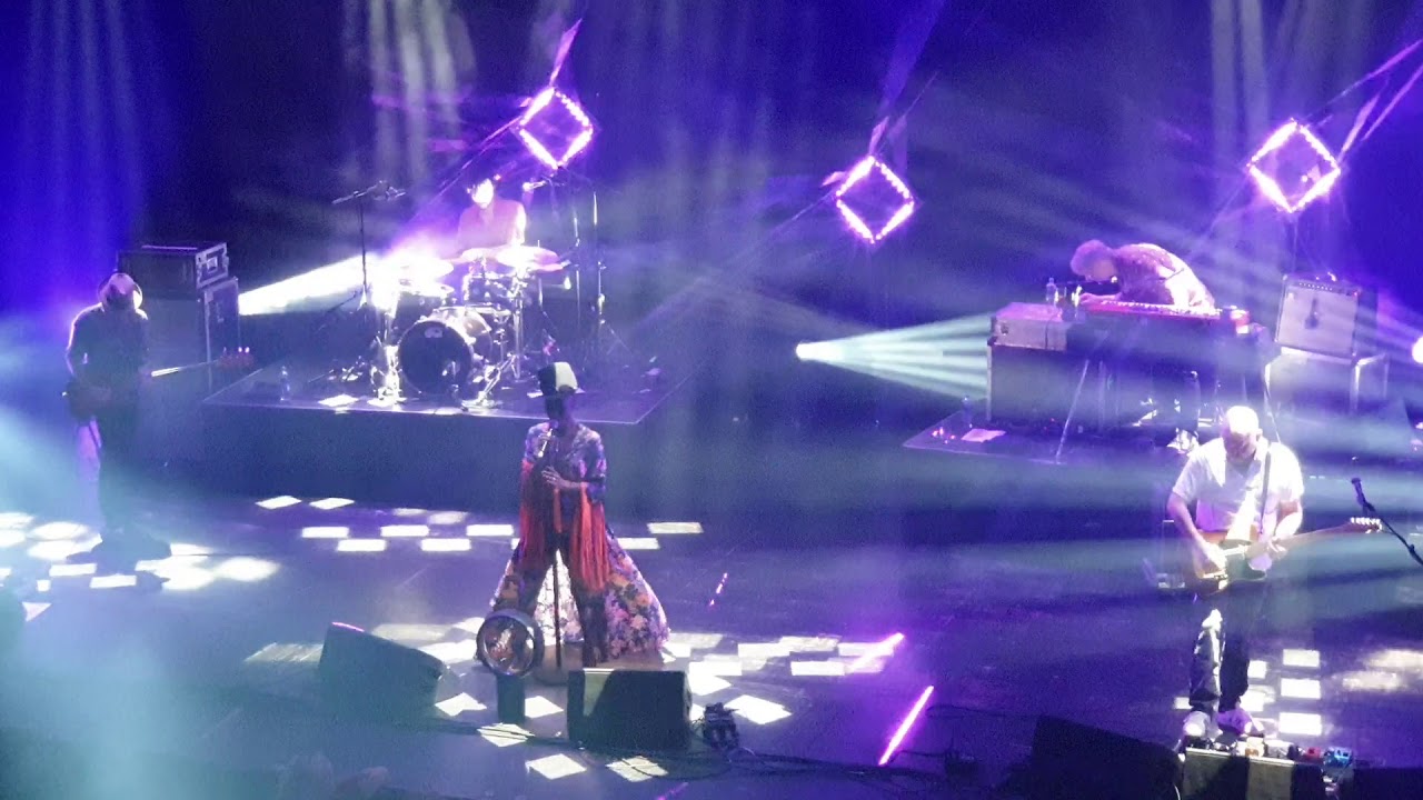 Morcheeba The sea + World looking in Live Tivoli Utrecht 11.03.2020 ...