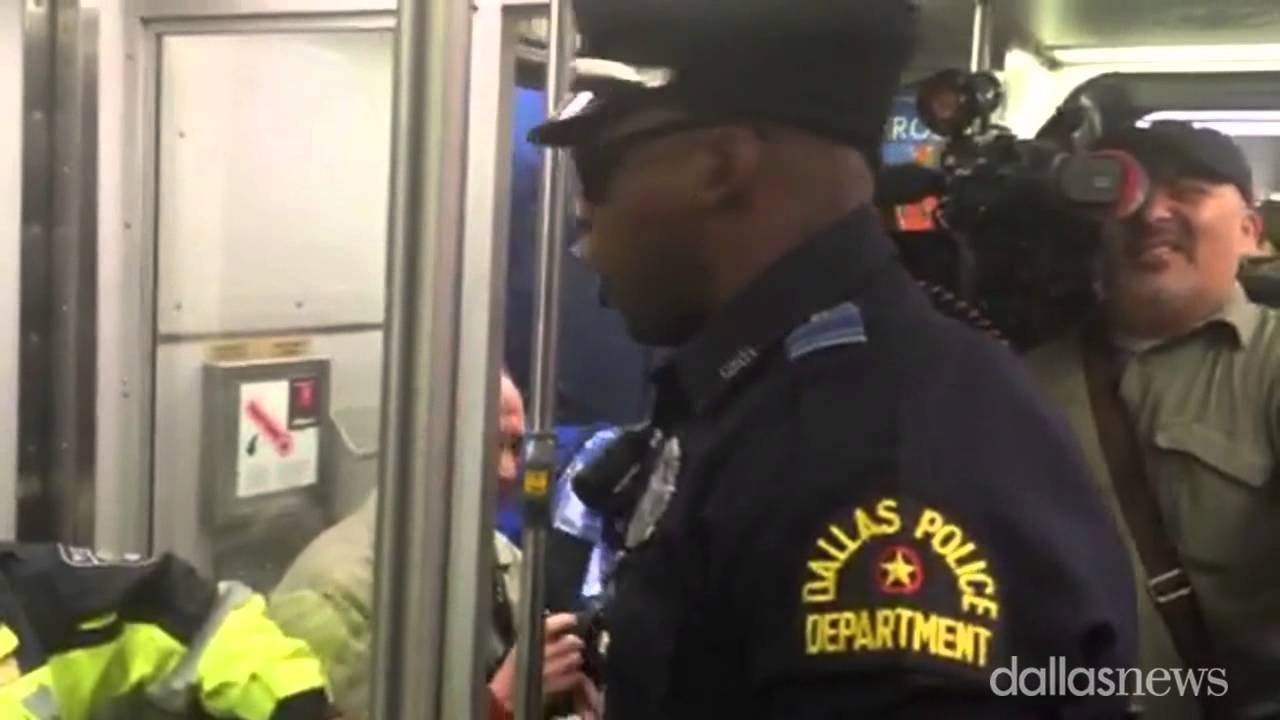Singing Dallas Police Officer Entertains Dart Riders - YouTube
