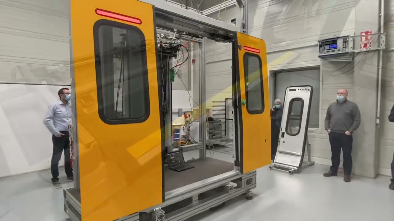 New trains: Doors and automatic sliding step - YouTube