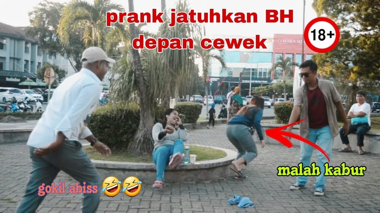 prank jatuhkan BH di depan cewek bikin ngakak - YouTube