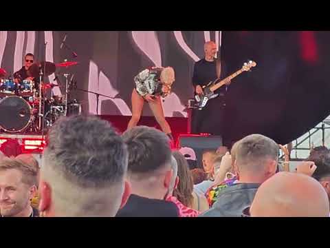 Vicky Jackson as P!nk - So What (live 2025) 4K - YouTube