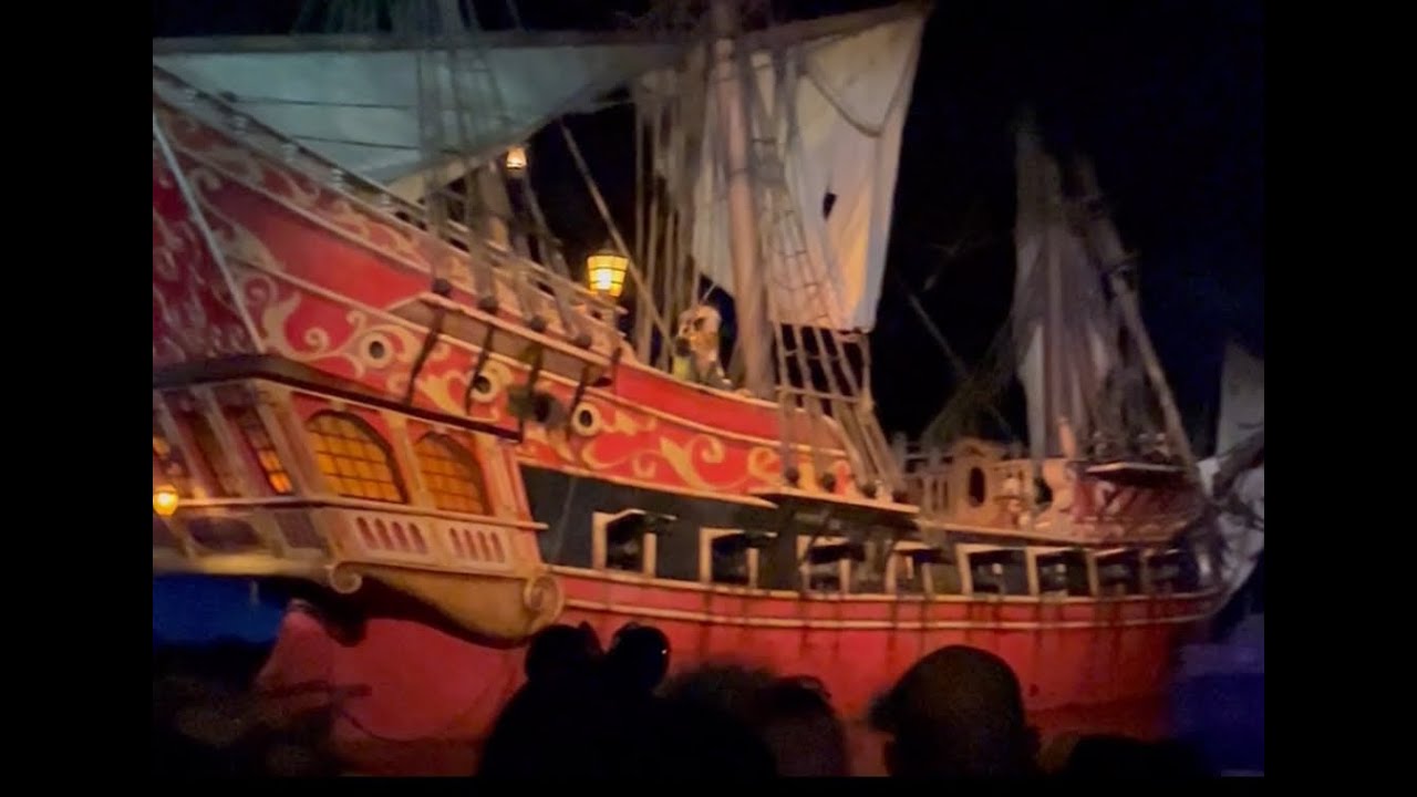 PIRATE OF THE CARIBBEAN | Rides + scary animatronic show in the dark ...