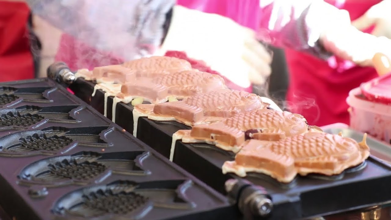 [Korean Street Food] bungeoppang(fish shaped bread) - YouTube