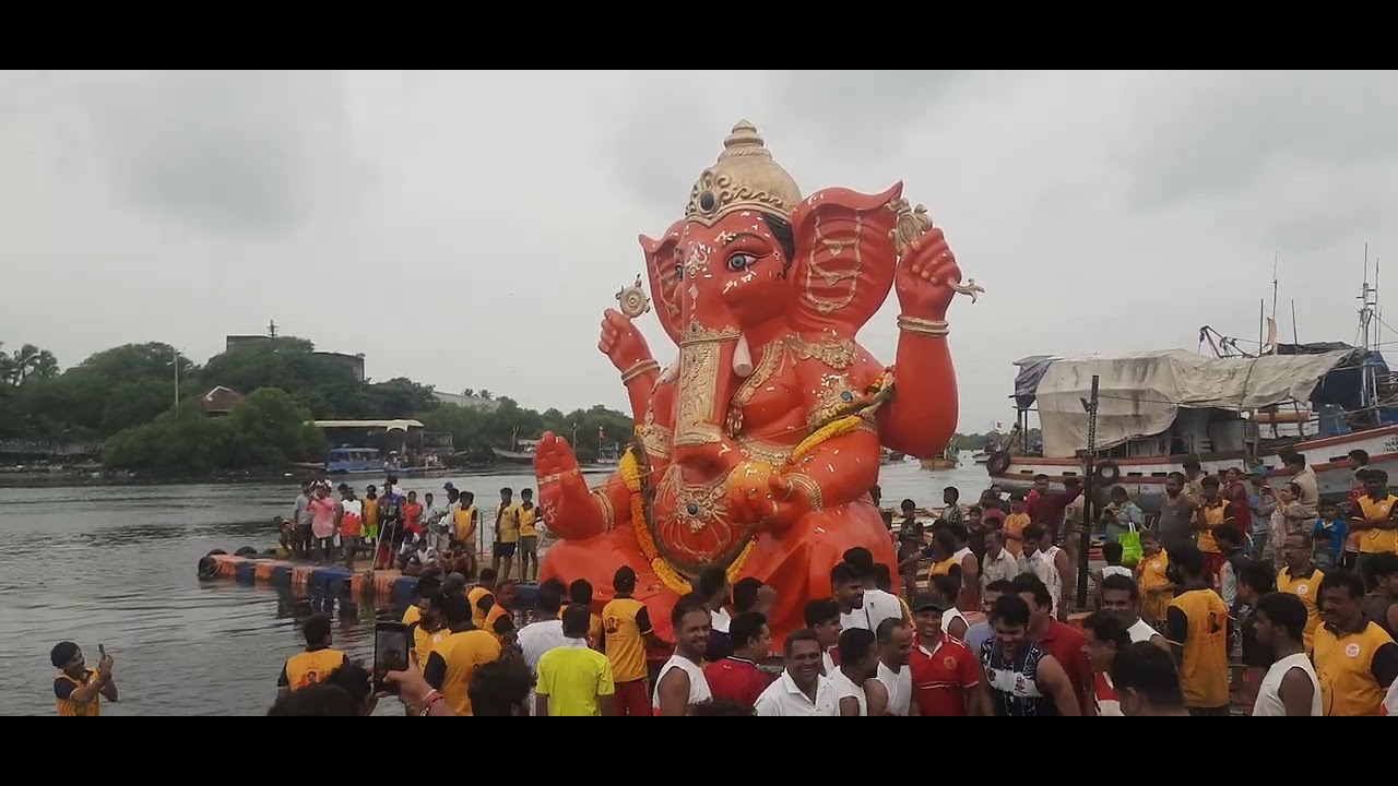 Mumbai Big Ganesh Pratima Visarjan at Versova Boat station near Madh ...
