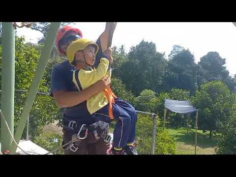 Bocil berani naik Flying Fox