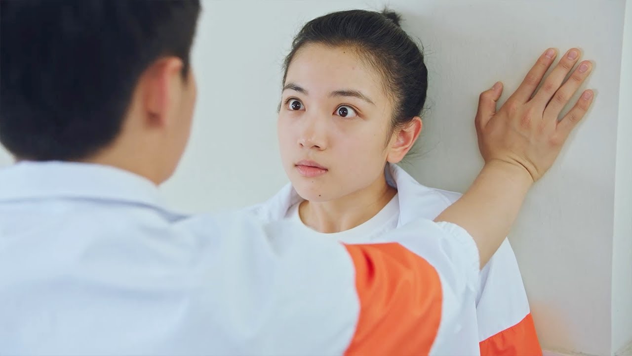 🍕The male idol confesses his love to the most inconspicuous girl in the ...