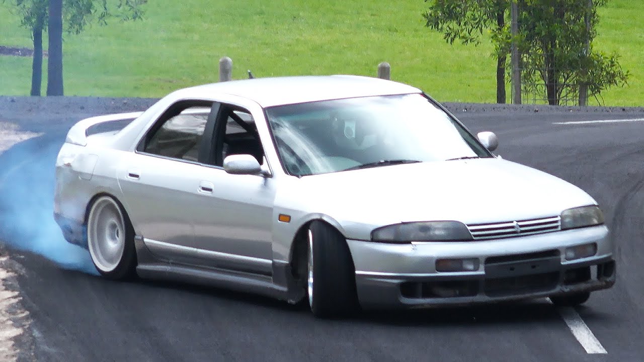 Clean(from certain angles) 4 door R33 // Pure Sound - YouTube