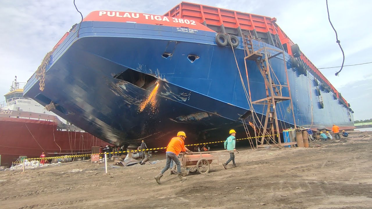 Proses cutting area replating tongkang saat docking - YouTube