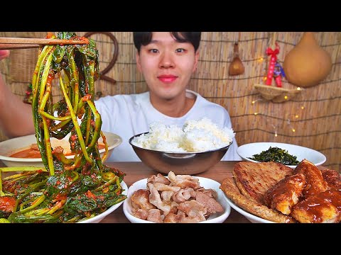 직접만든 갓김치에 떡갈비 돈까스 대패삼겹살 김자반 김치찌개! 이정도면 진수성찬 입니다. GOD KIMCHI KOREAN FOOD ...