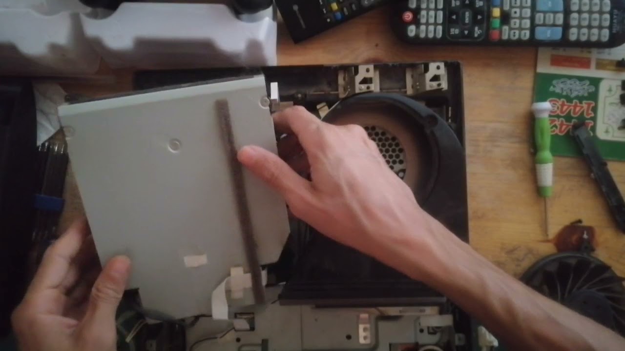 How to open a PS3 to Clean - YouTube