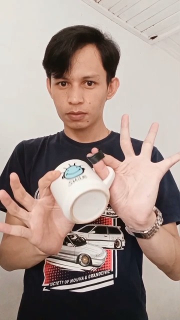 easy cup magic trick tutorial 😱🤣 #shorts - YouTube