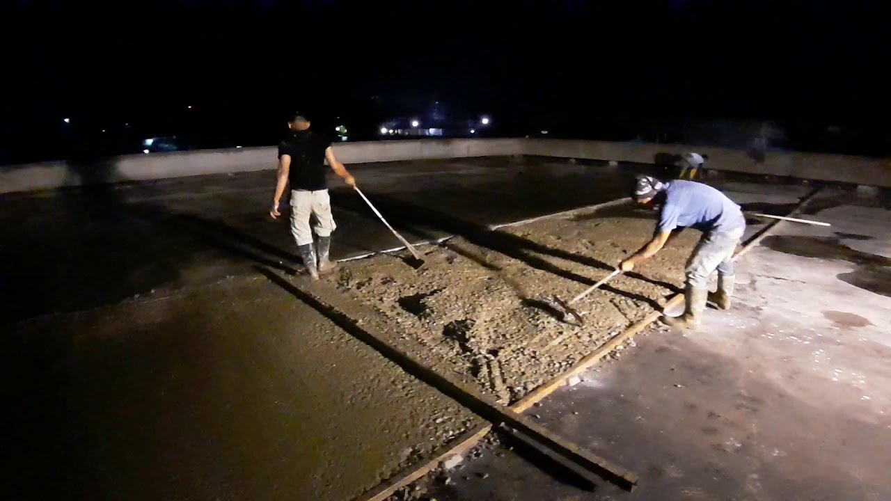 Proses tahap akhir cor screed lantai atap beton setelah Waterprofing ...
