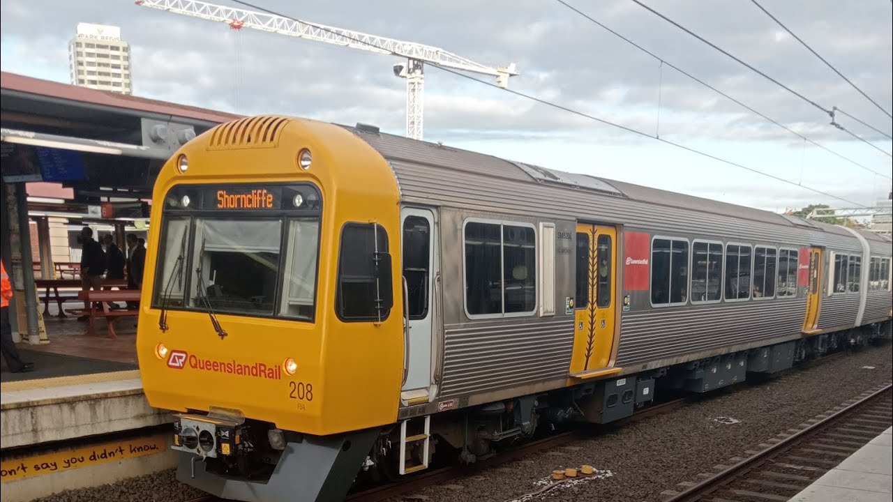 Queensland Rail Door's closing Complication - YouTube