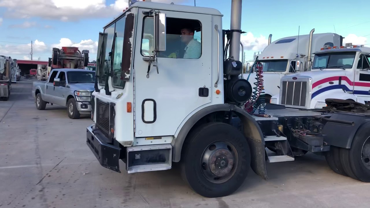 20G236 2006 mack mr - YouTube