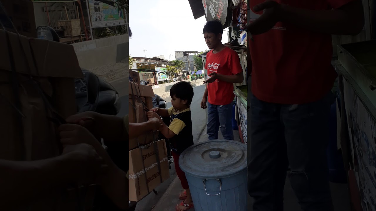 Bantuin ayah nurunin barang belanjaan - YouTube