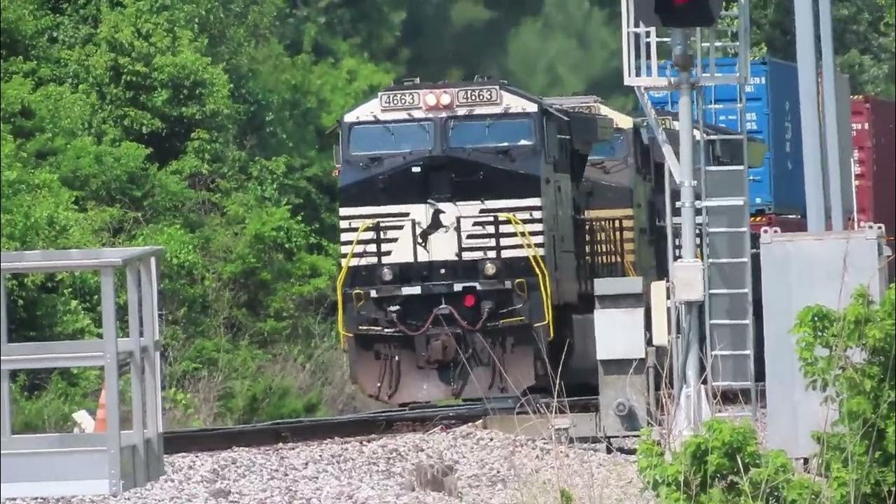 NS 7643 and 4663 meet on the NS KC District in Birmingham, MO - YouTube