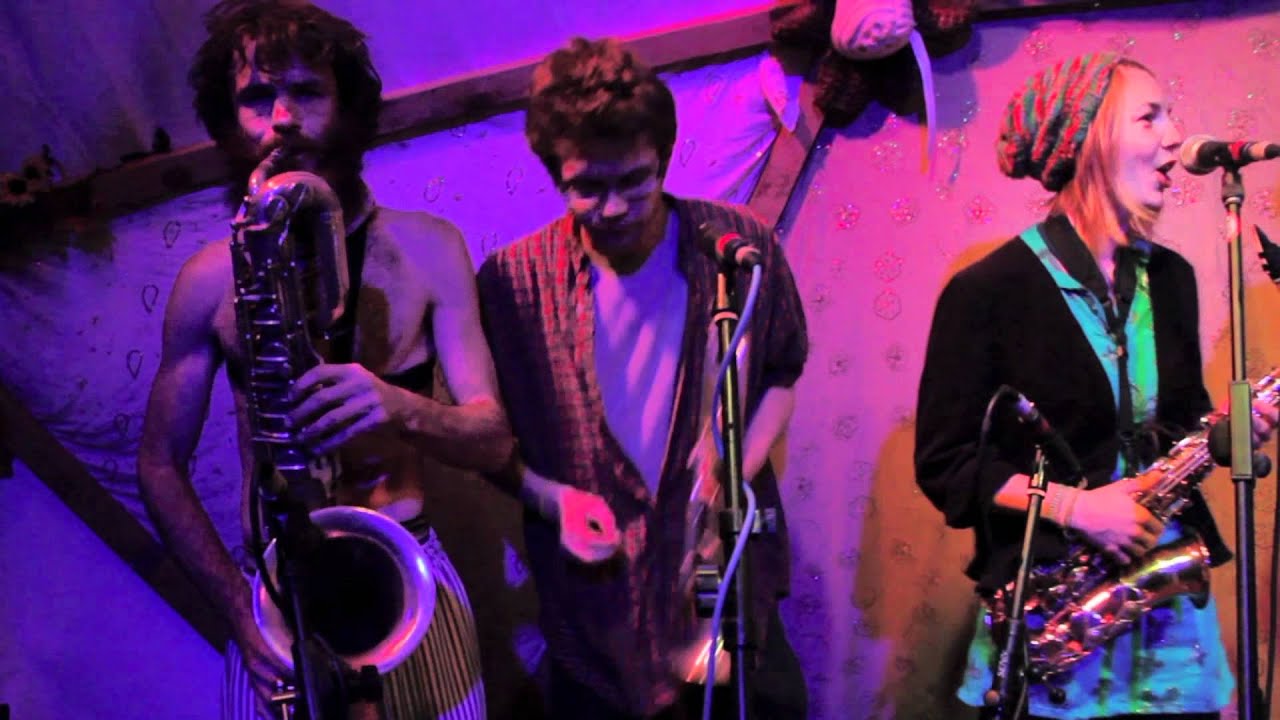 Duncan Disorderly & the Scallywags perform Smilin medley @ Small world ...