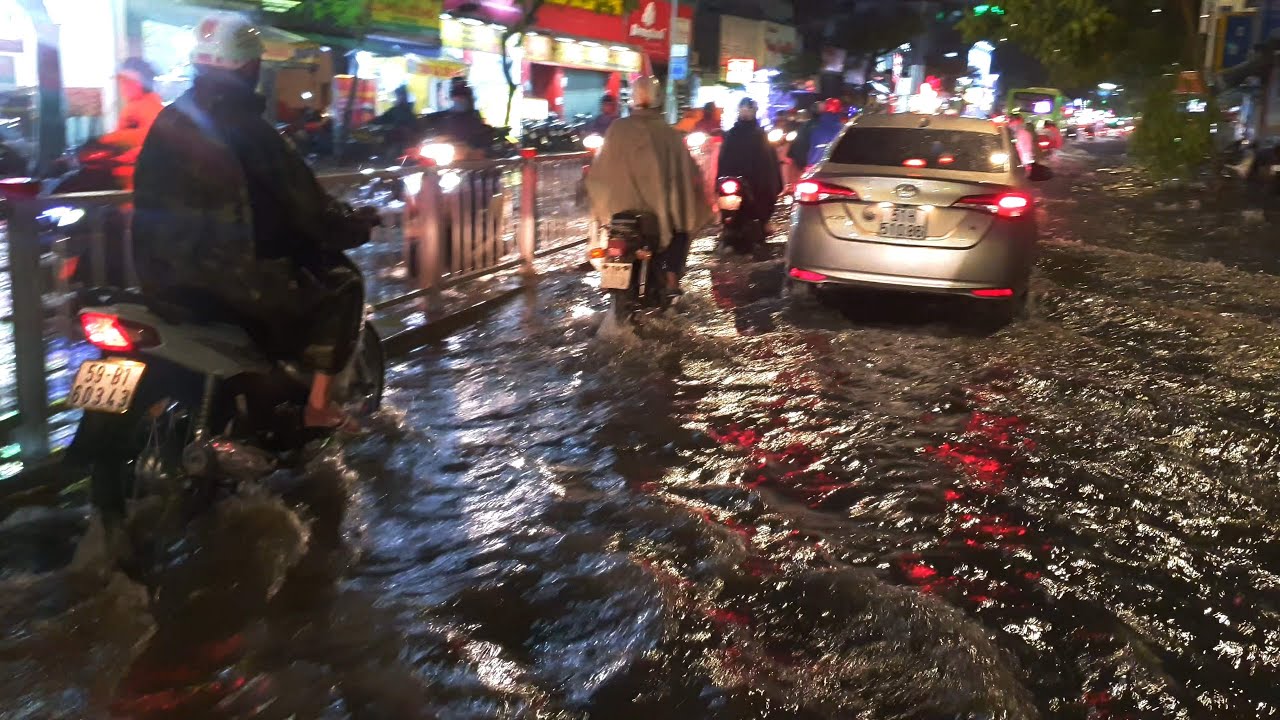 Heavy rain in Ho Chi Minh City makes city flooding (2020) - YouTube