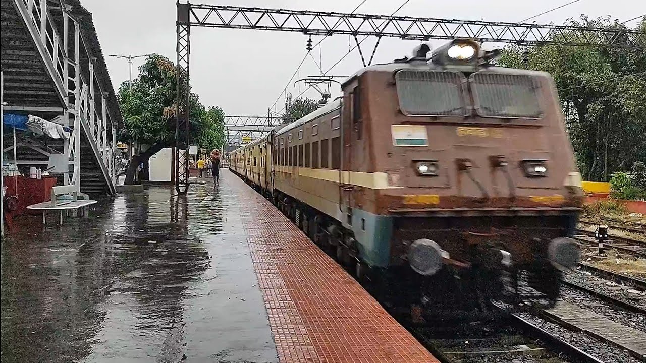 रेल पटरी पार लोगो की भीर | Huge public gather at Rail line Suddenly ...